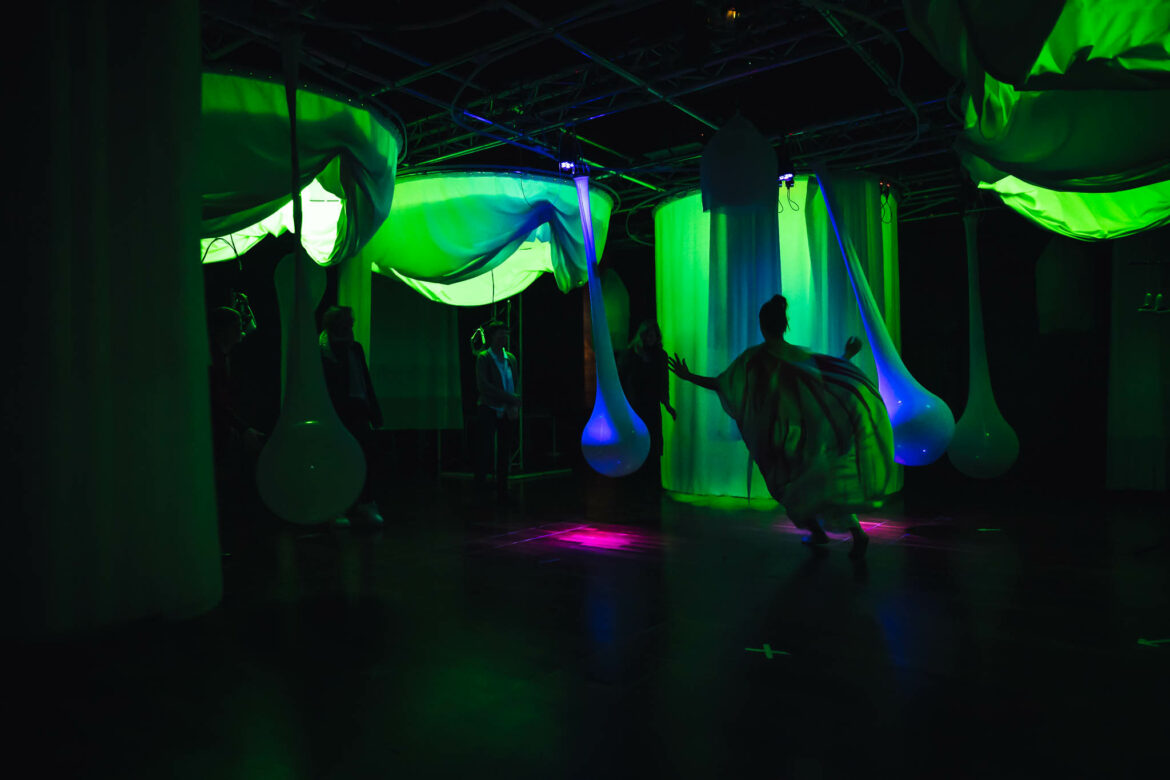 The Assembly : le paradoxe d’une superbe aventure artistique – La Glaneuse